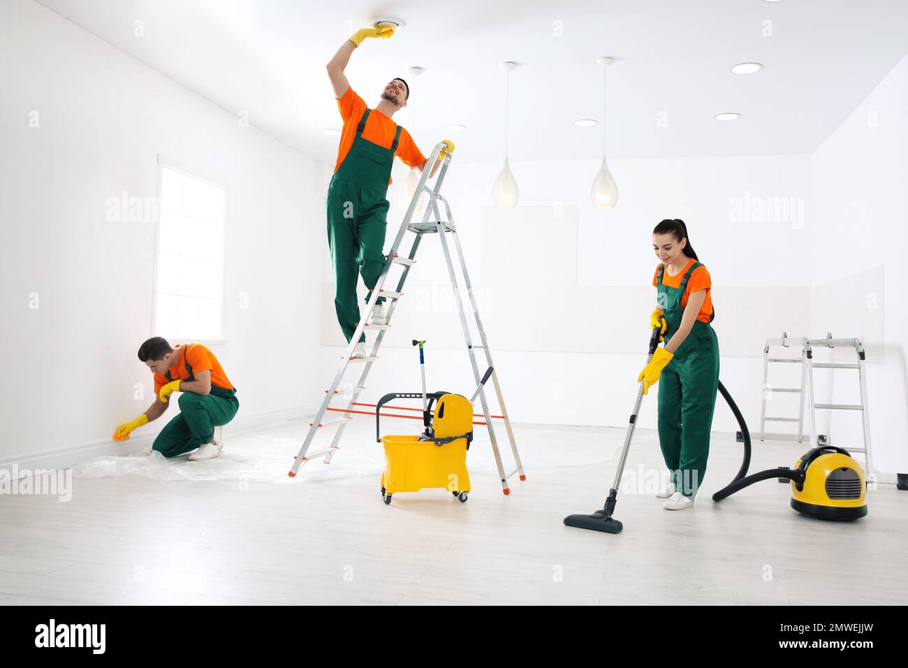 Team janitors cleaning room hi-res stock photography and images - Alamy