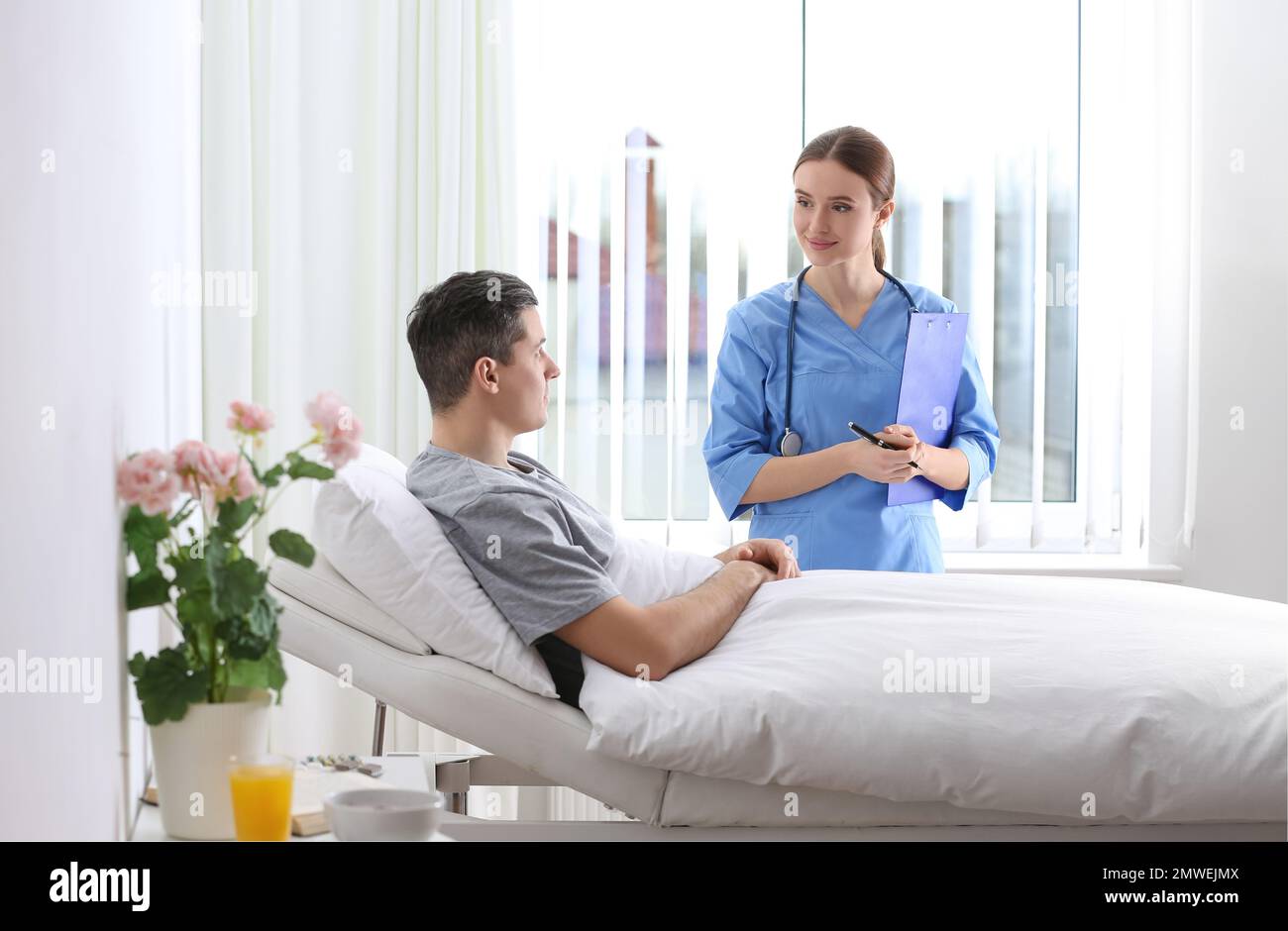 Doctor visiting her patient in hospital ward Stock Photo - Alamy