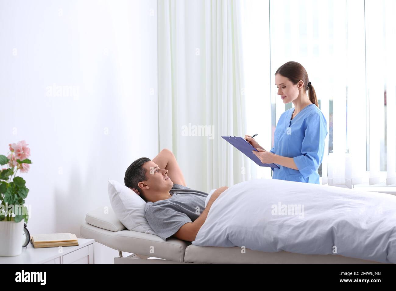 Doctor visiting her patient in hospital ward Stock Photo - Alamy