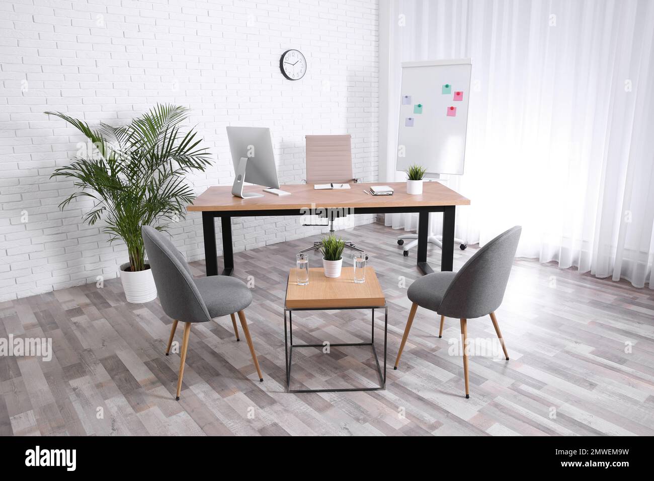 Wall clock and whiteboard hi-res stock photography and images - Alamy