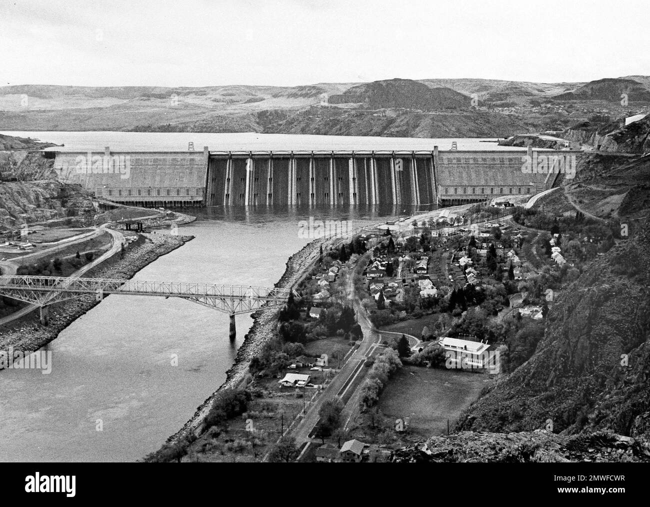 The Grand Coulee Dam spans the Columbia River flowing north through the ...
