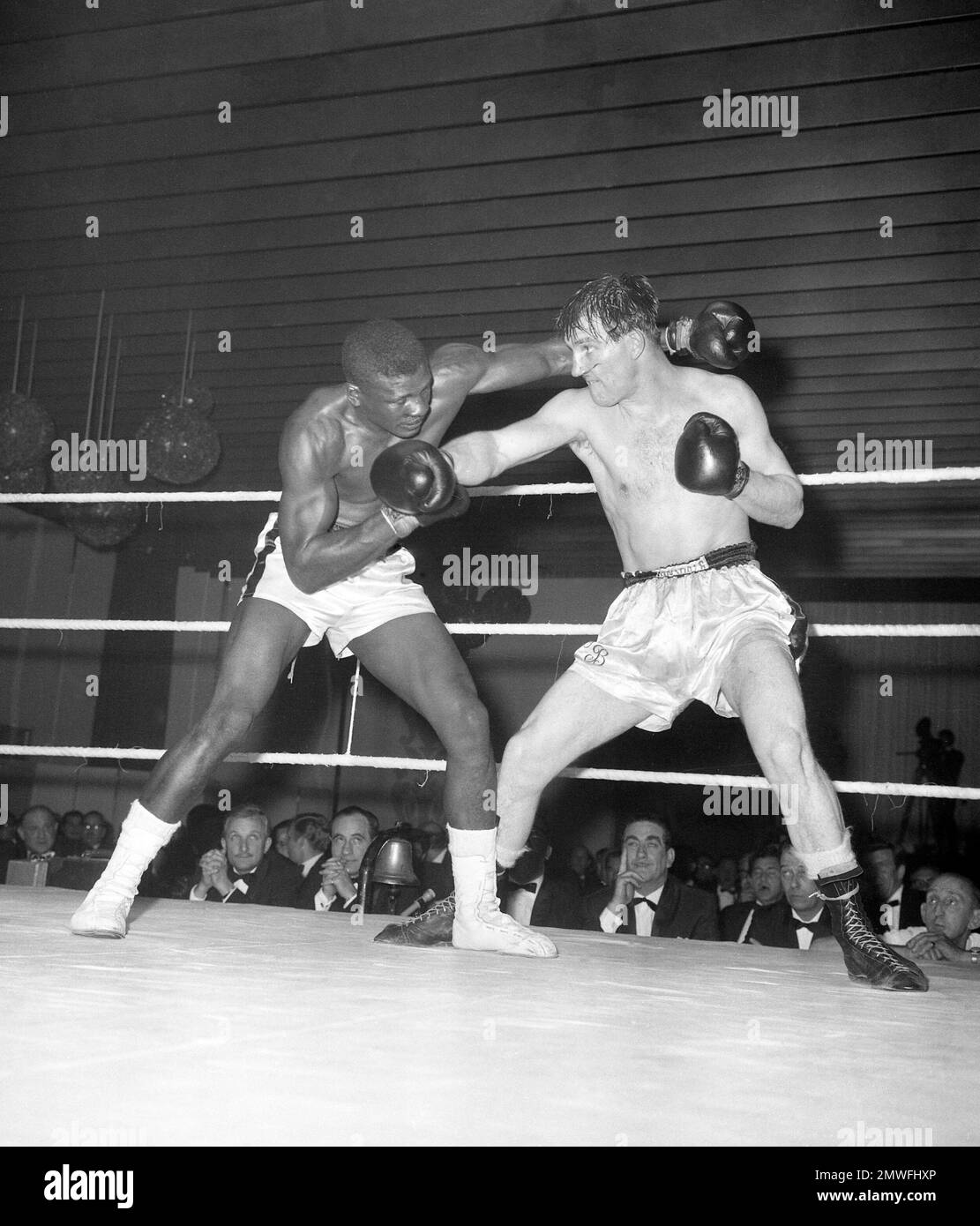 Great Britain's Jack Bodell throws a long right to the face of New York ...