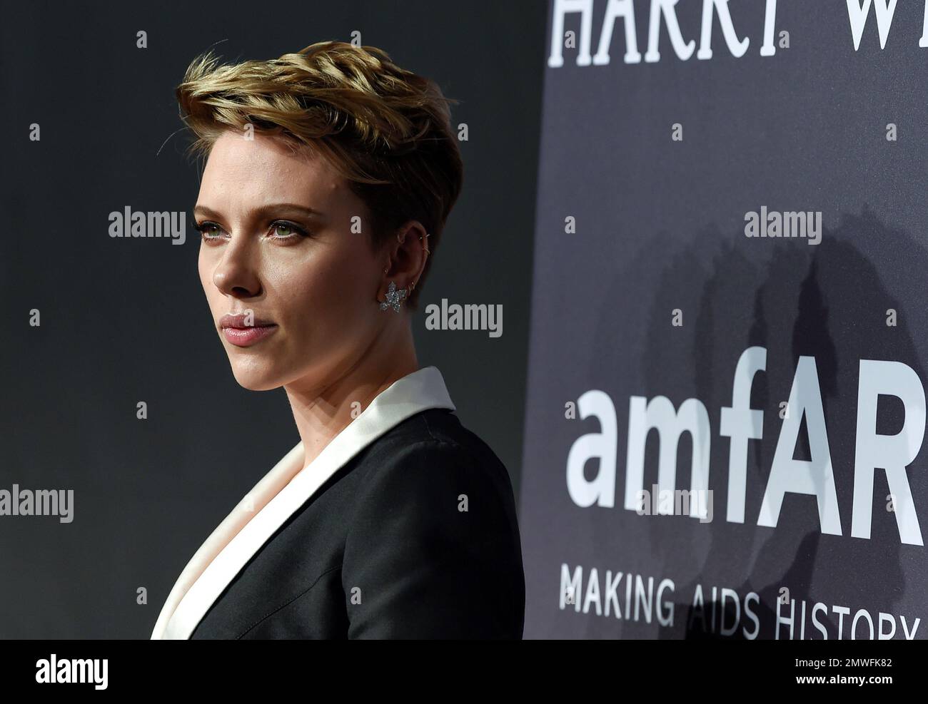 Actor Scarlett Johansson attends amfAR's Fashion Week New York Gala at ...