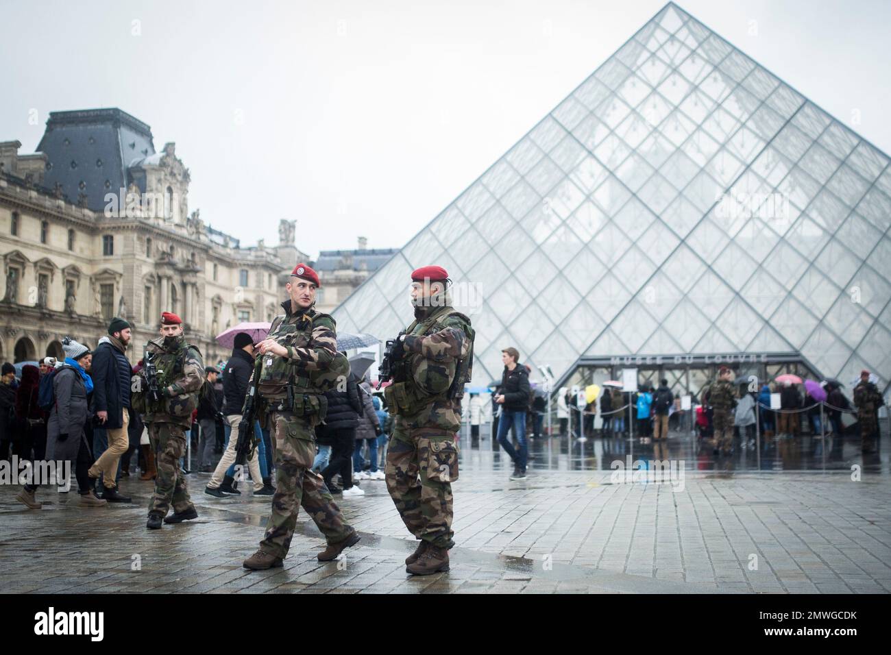 French soldiers patrol in the courtyard of the Louvre museum in Paris ...