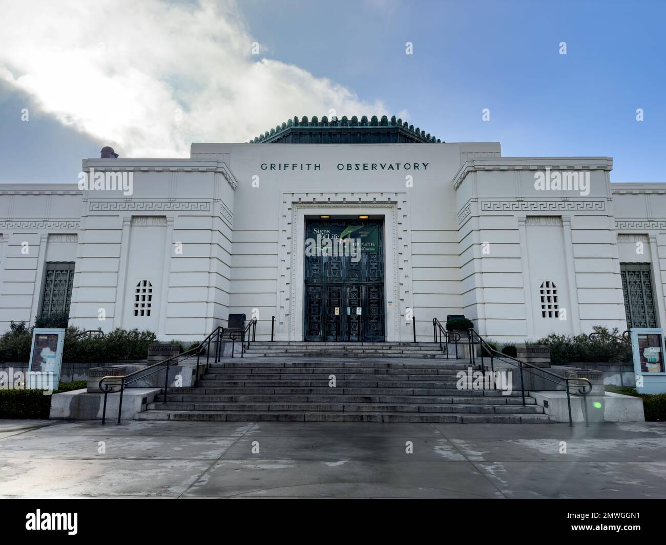 Front view of Griffith Park Observatory Stock Photo - Alamy