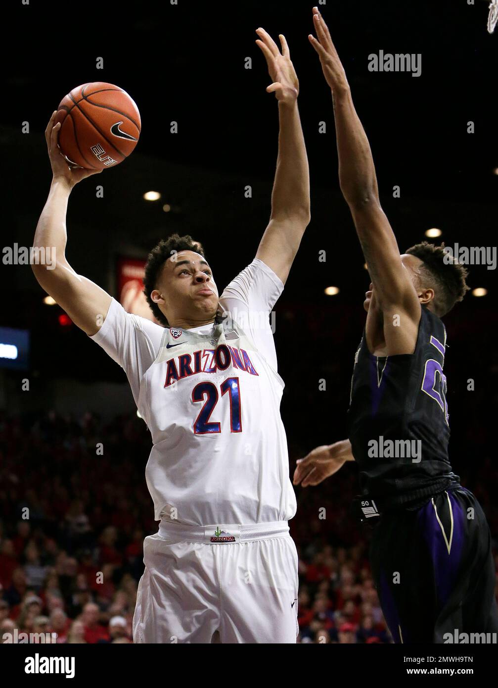 Arizona center Chance Comanche (21) shoots over Washington guard ...