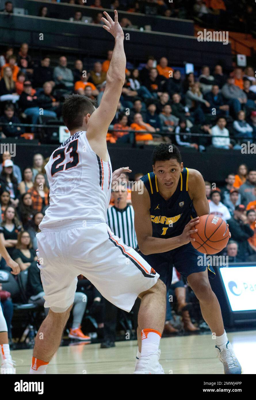 Oregon State's Gligorije Rakocevic (23) and California's Ivan Rabb (1 ...