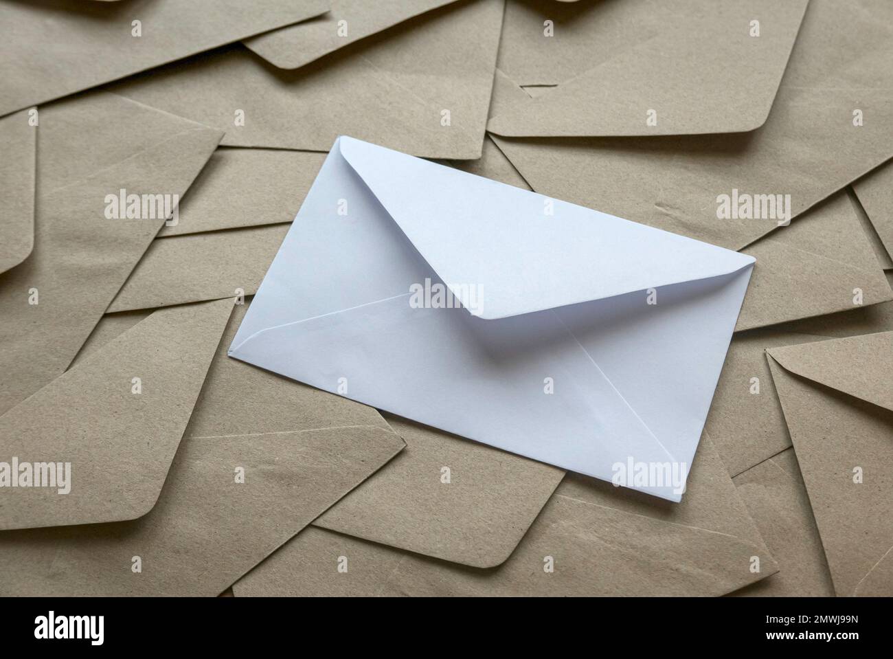 White envelope table hi-res stock photography and images - Alamy