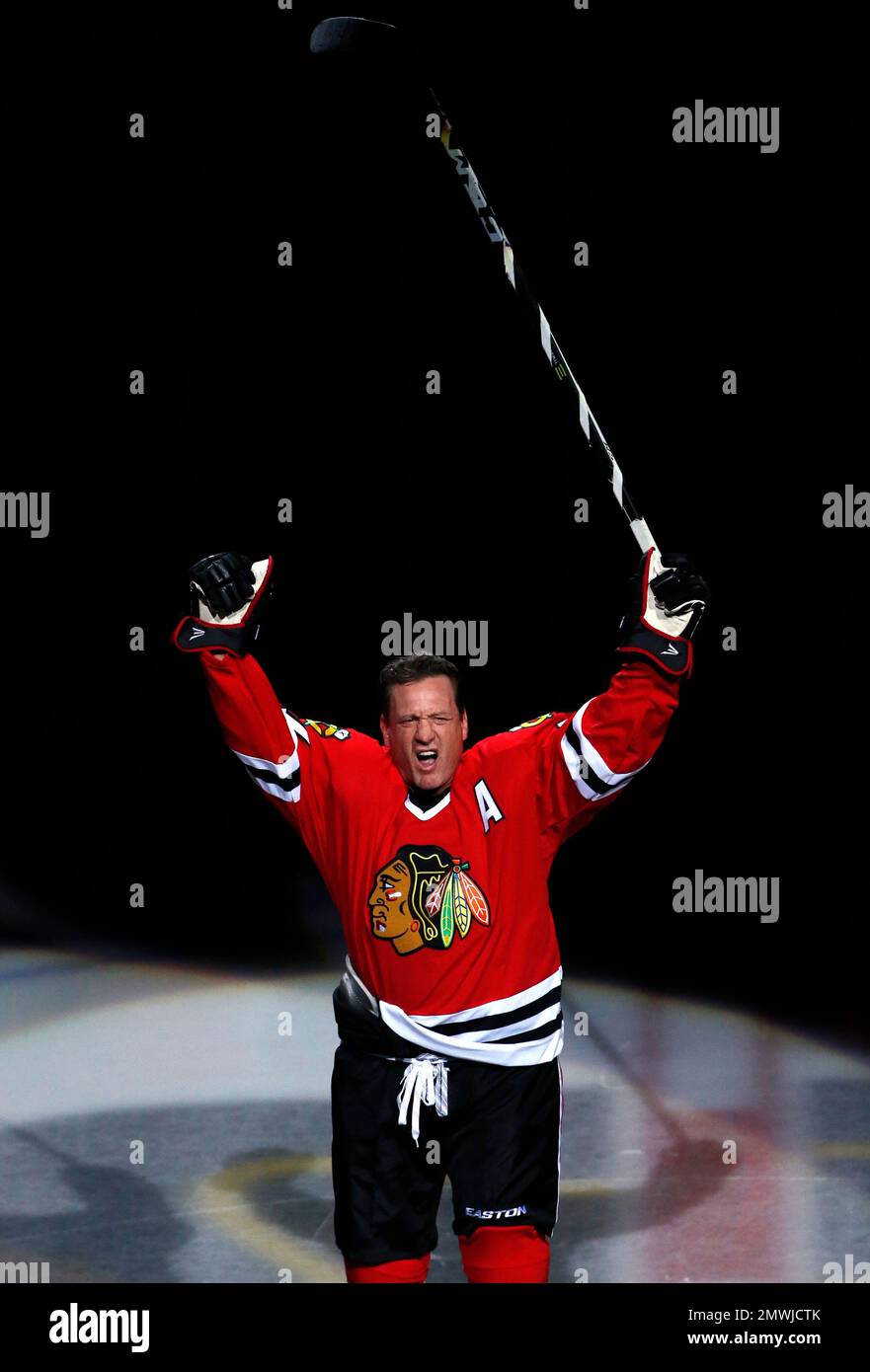 Former Chicago Blackhawks player Jeremy Roenick acknowledges the crowd ...