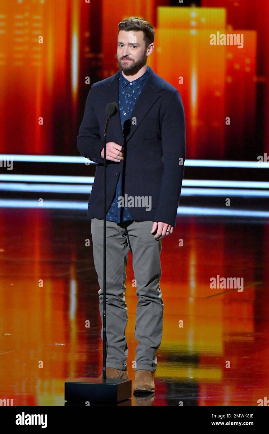 Justin Timberlake presents Ellen DeGeneres with a People's Choice Award ...