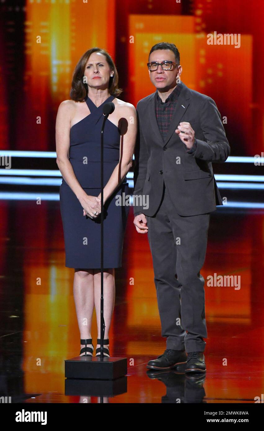Molly Shannon, left, and Fred Armisen present the award for favorite ...
