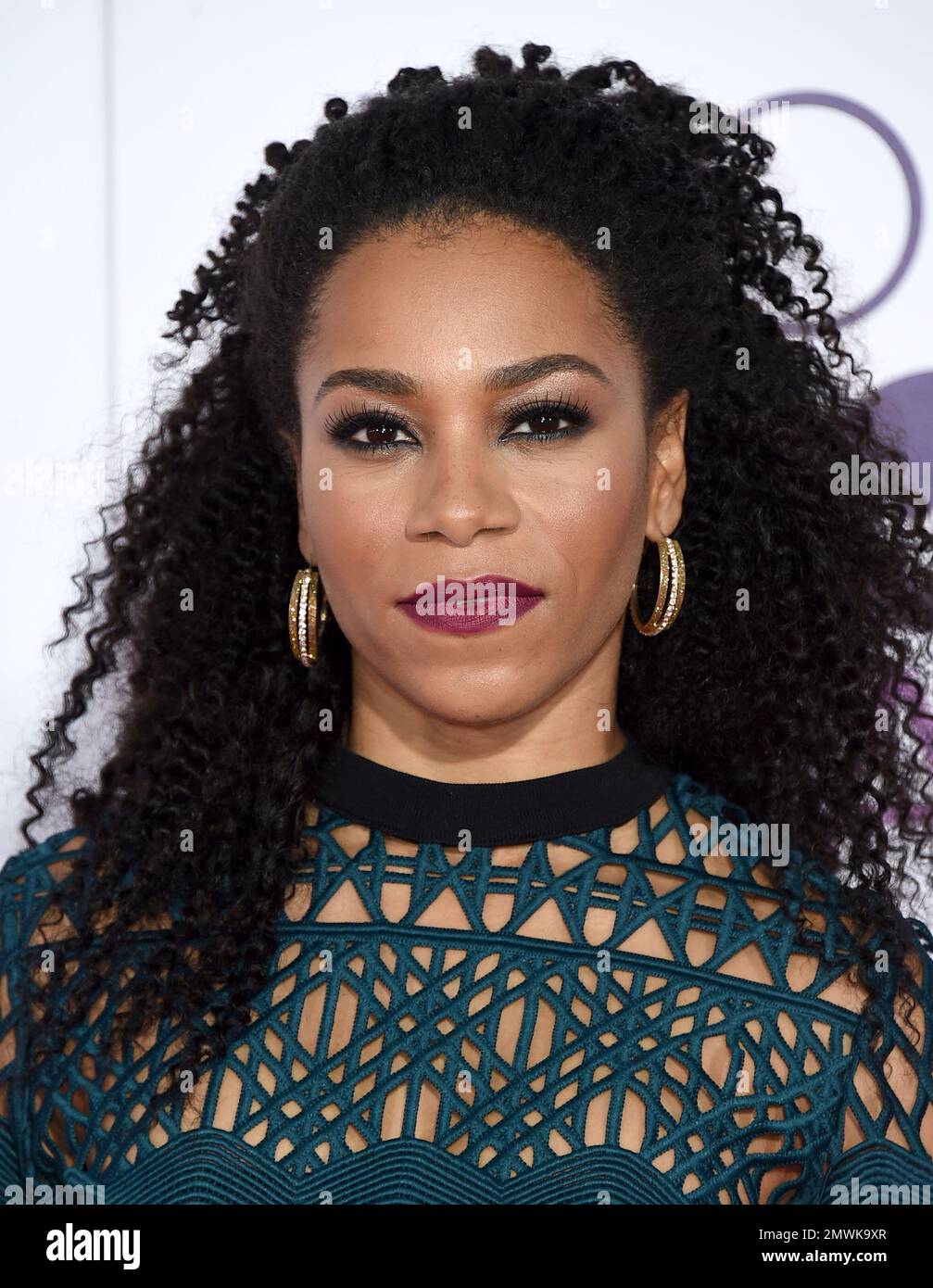 Kelly McCreary arrives at the People's Choice Awards at the Microsoft ...