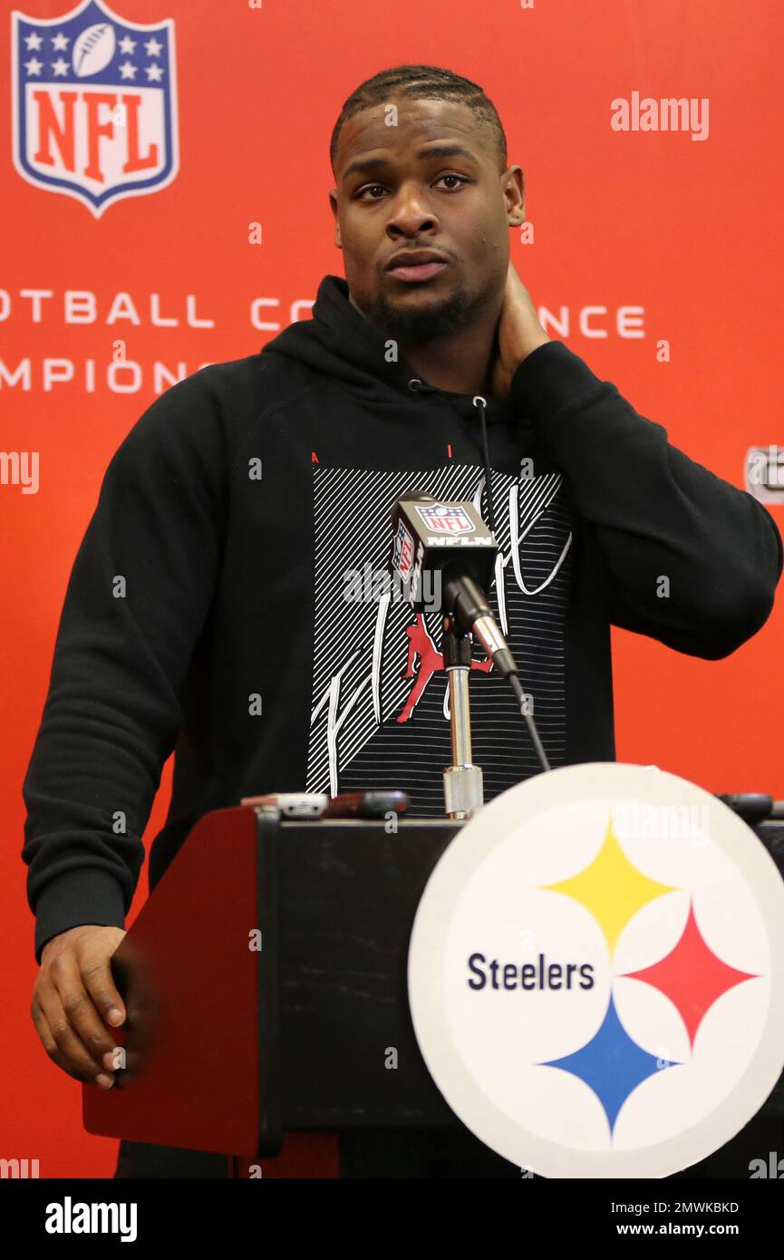 Pittsburgh Steelers running back Le'Veon Bell talks with reporters ...