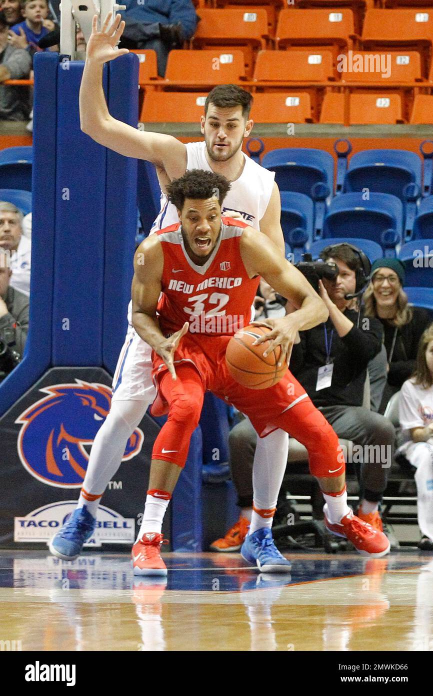 New Mexico's Tim Williams (32) defends the ball from Boise State's Zach ...