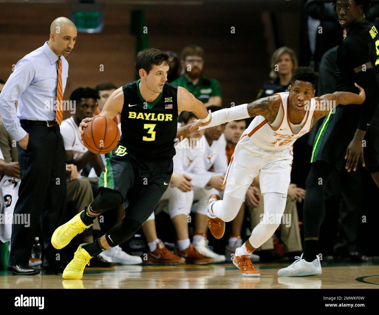 Baylor guard Jake Lindsey (3) moves the ball around the perimeter as Texas head coach Shaka ...