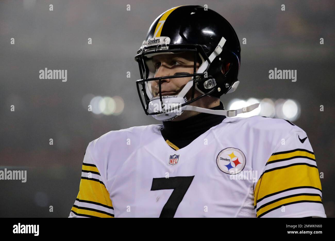 Pittsburgh Steelers quarterback Ben Roethlisberger (7) walks off the ...