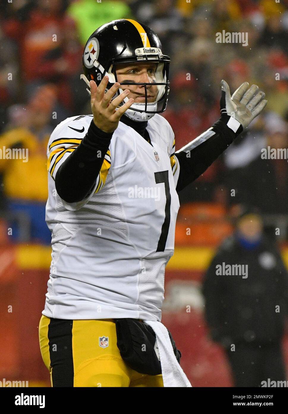 Pittsburgh Steelers quarterback Ben Roethlisberger (7) directs his team ...