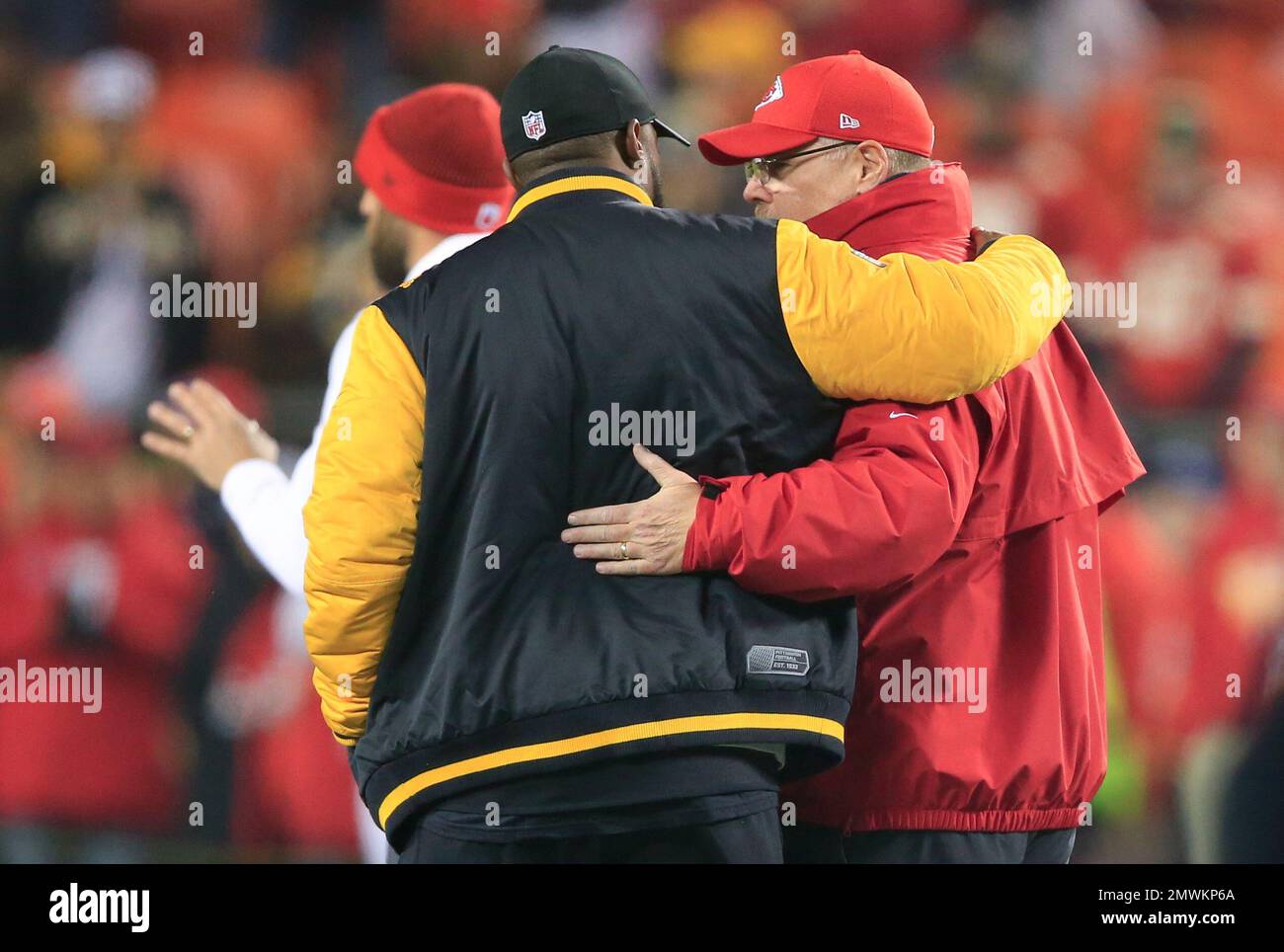 Pittsburgh Steelers head coach Mike Tomlin, left, greets Kansas City ...