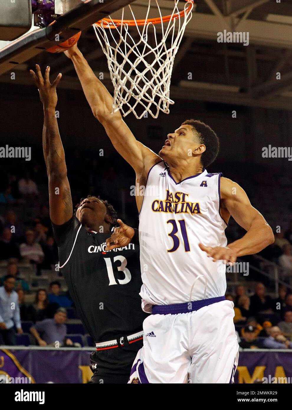 East Carolina's Andre Washington (31) blocks the shot of Cincinnati's ...