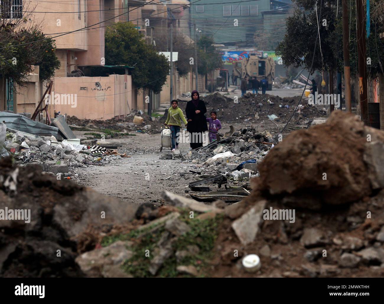 Civilians flee their homes as Iraqi security forces continue the fight ...