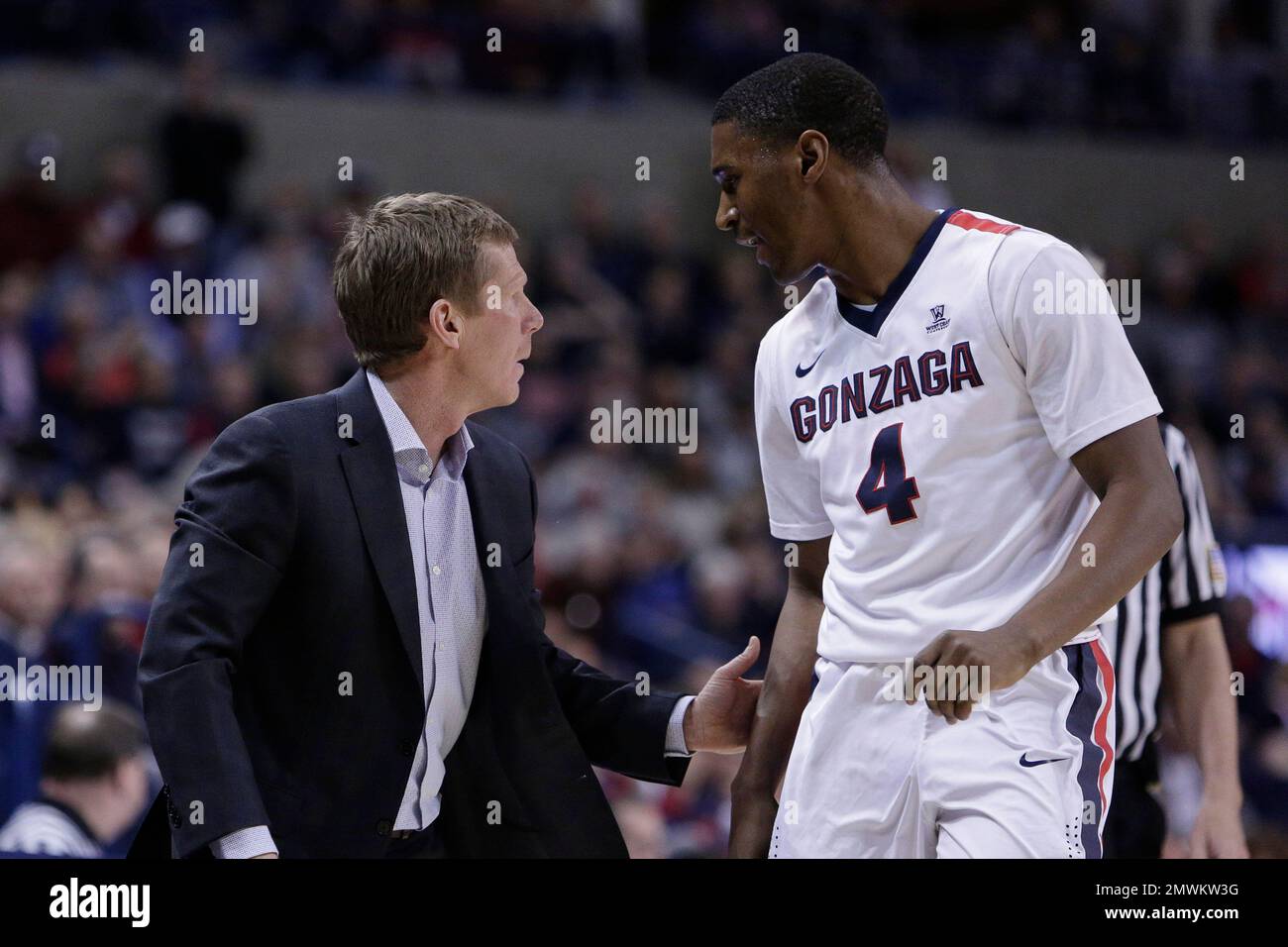 Gonzaga head coach Mark Few, left, speaks with guard Jordan Mathews (4 ...