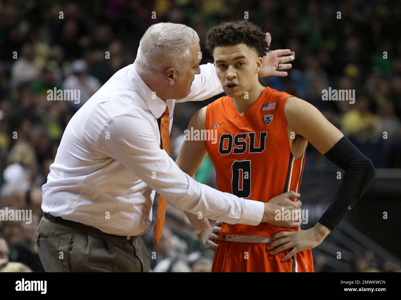 Oregon State coach Wayne Tinkle, left, talks with Jaquori McLaughlin ...