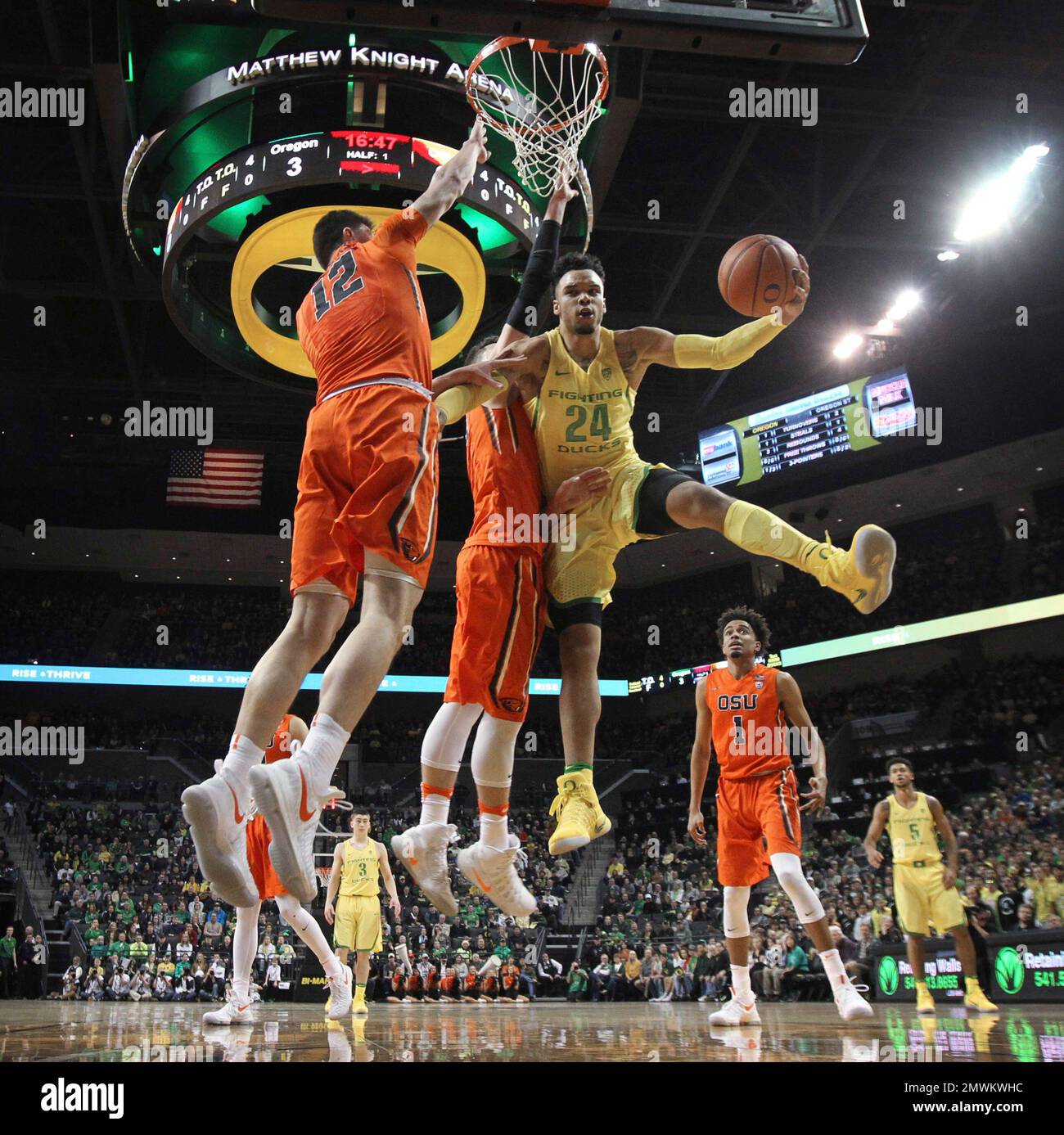 Oregon's Dillon Brooks, right, keeps the ball from Oregon State's Drew ...