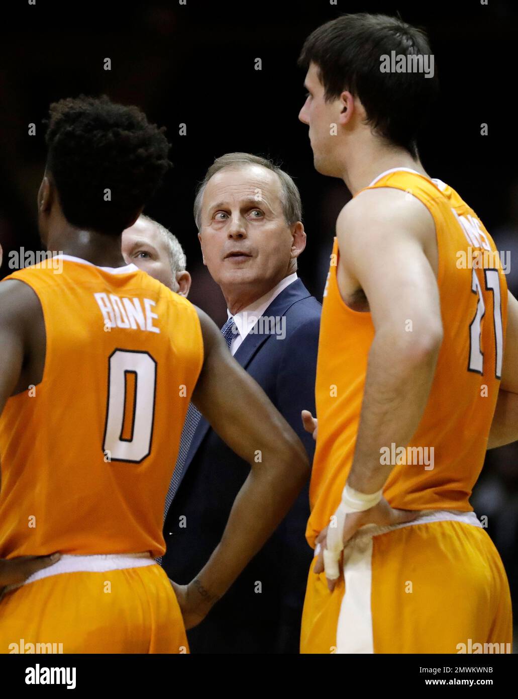 Tennessee head coach Rick Barnes talks with Jordan Bone (0) and Lew ...
