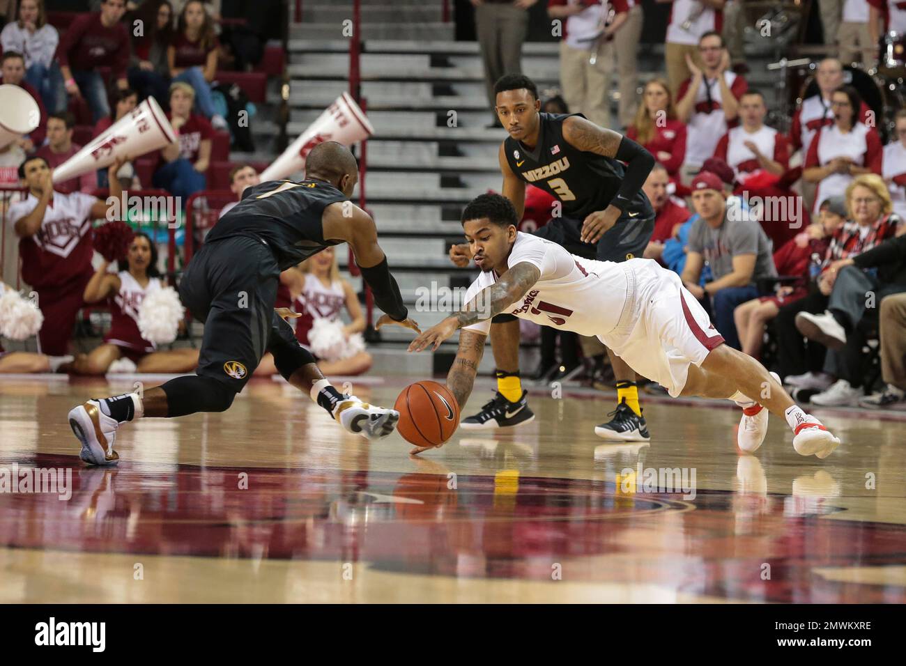 Arkansas' guard Anton Beard, right, and Missouri's guard Terrence ...
