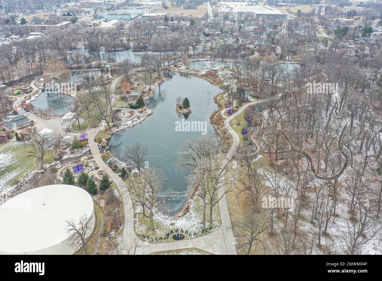An aerial view of a small pond and water tower in the middle of a large park in winter Stock ...
