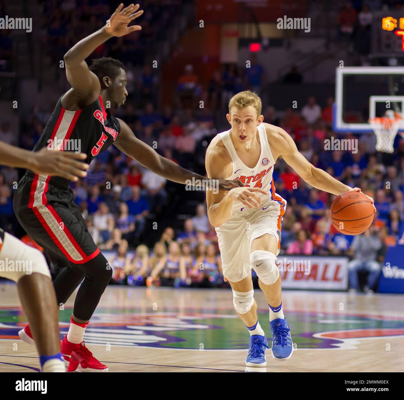 Florida guard Canyon Barry (24) dribbles past Georgia forward Pape ...
