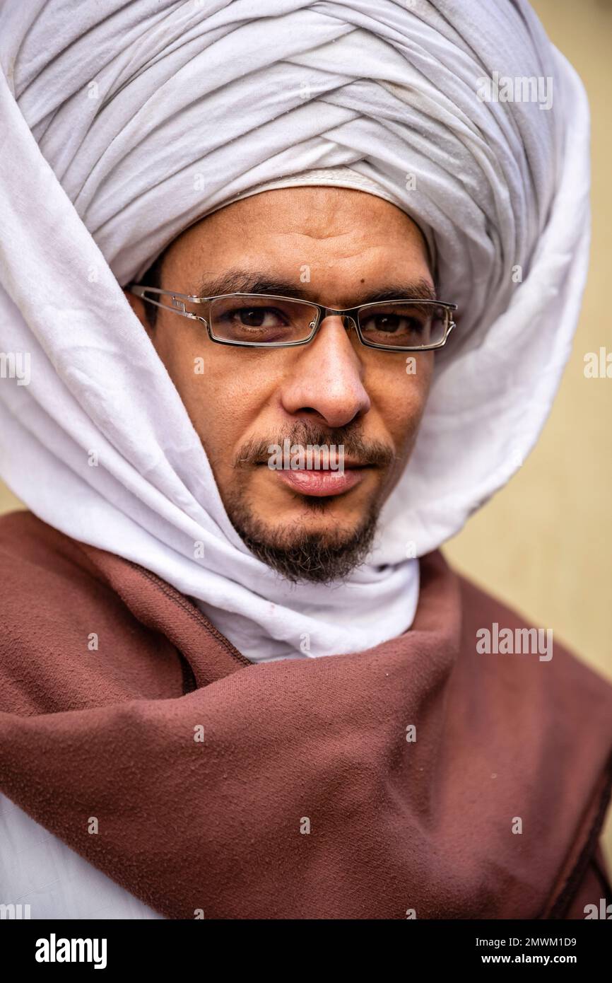 Egyptian man turban head scarf hi-res stock photography and images - Alamy