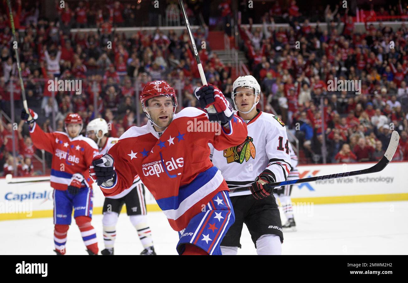 Washington Capitals right wing Brett Connolly (10) celebrates his goal ...