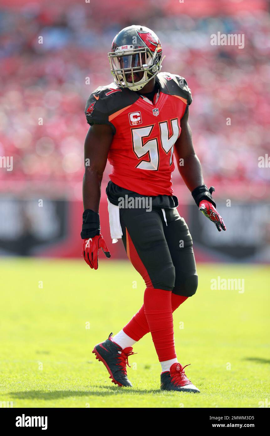 Tampa Bay Buccaneers linebacker Lavonte David (54) lines up against the ...