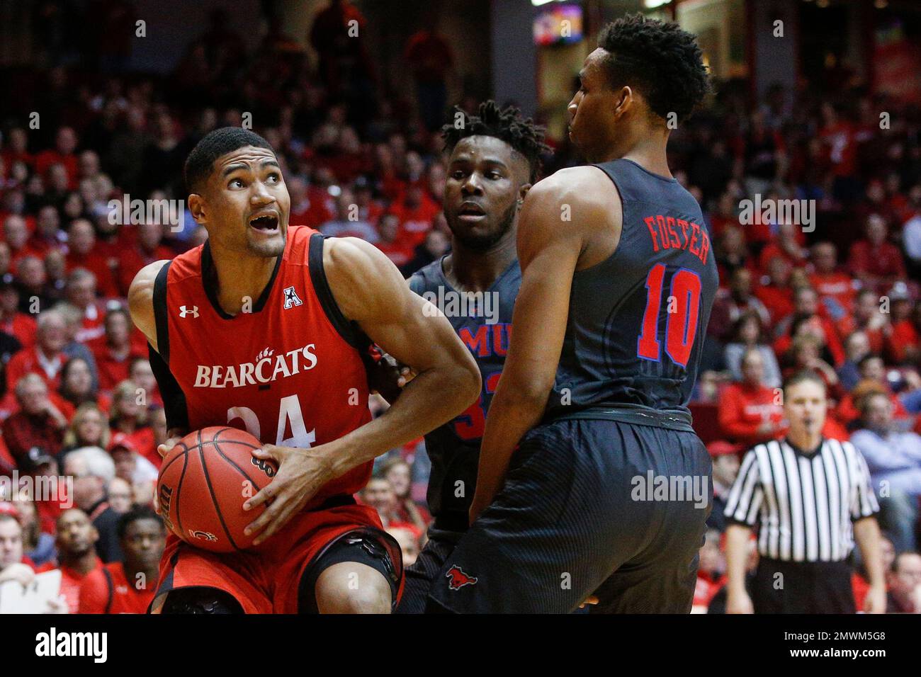 Cincinnati's Kyle Washington (24) drives agains SMU's Semi Ojeleye (33 ...