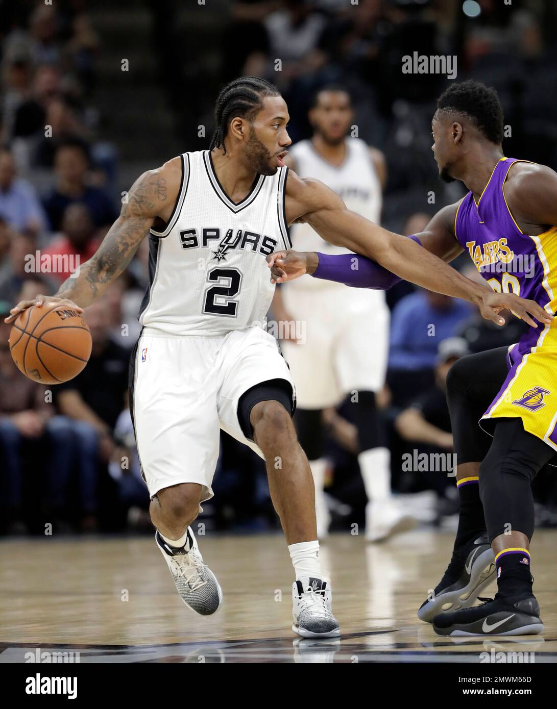 San Antonio Spurs forward Kawhi Leonard (2) drives around Los Angeles ...
