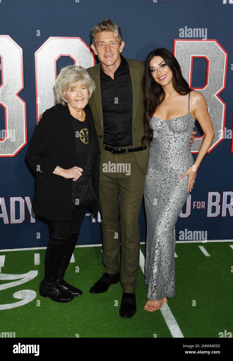 LOS ANGELES, CALIFORNIA - JANUARY 31: (L-R) Lorraine Nash, Jason Nash ...