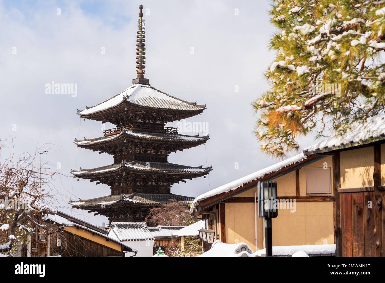 Winter tower yasaka kyoto hi-res stock photography and images - Alamy