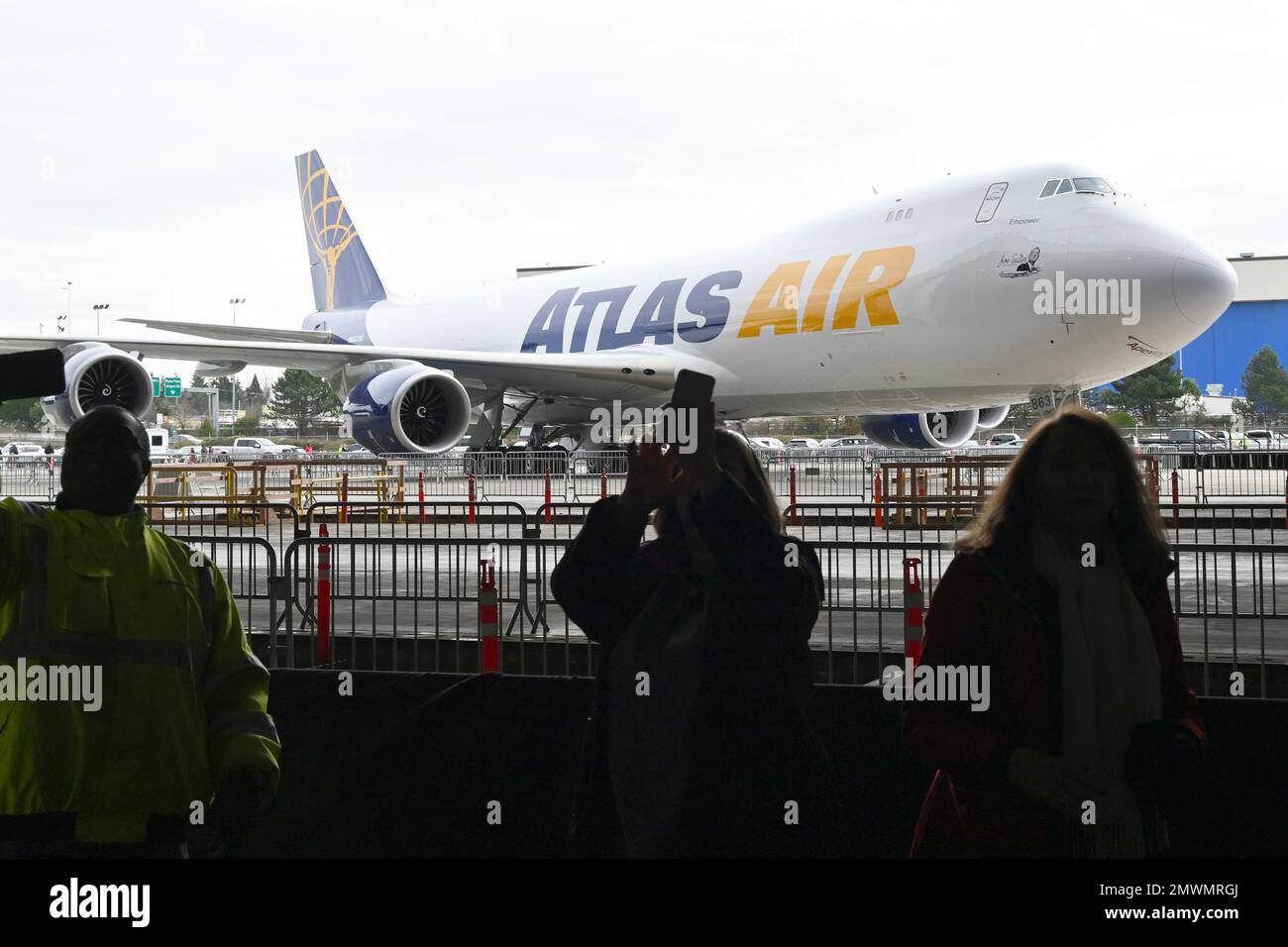 Boeing employees photograph the last 747 Jumbo delivered by Boeing to ...