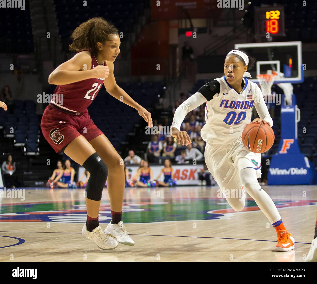 Florida guard Delicia Washington (0) dribbles past South Carolina ...
