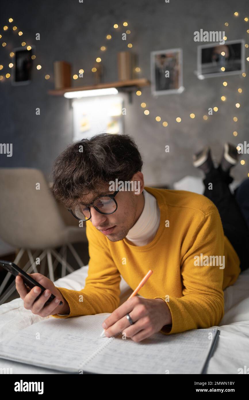 Teen writing note hi-res stock photography and images - Alamy