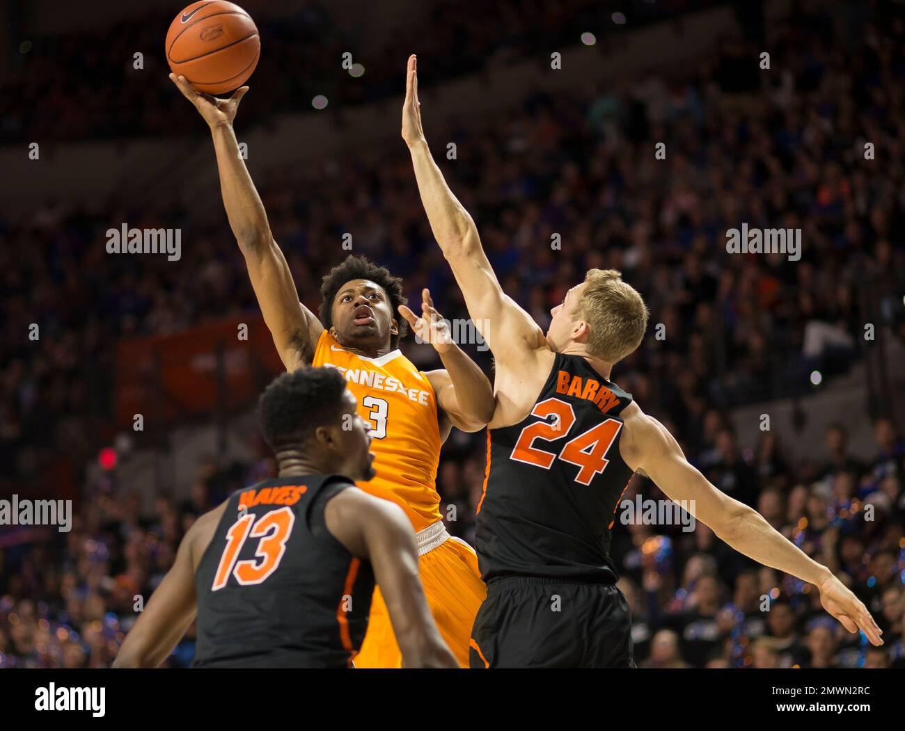 Tennessee guard Robert Hubbs III (3) shoots over Florida guard Canyon ...