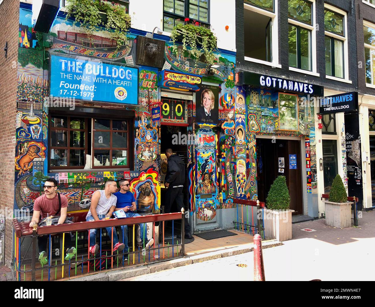 Urban corner shop hi-res stock photography and images - Alamy