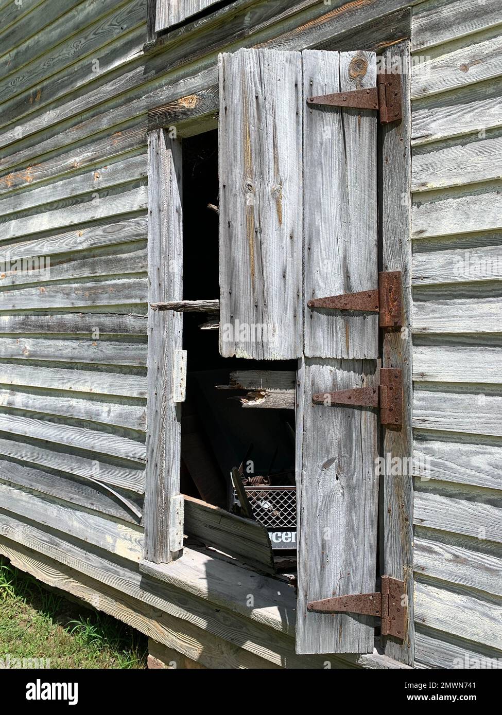 A wooden barn doors latch Stock Photo - Alamy