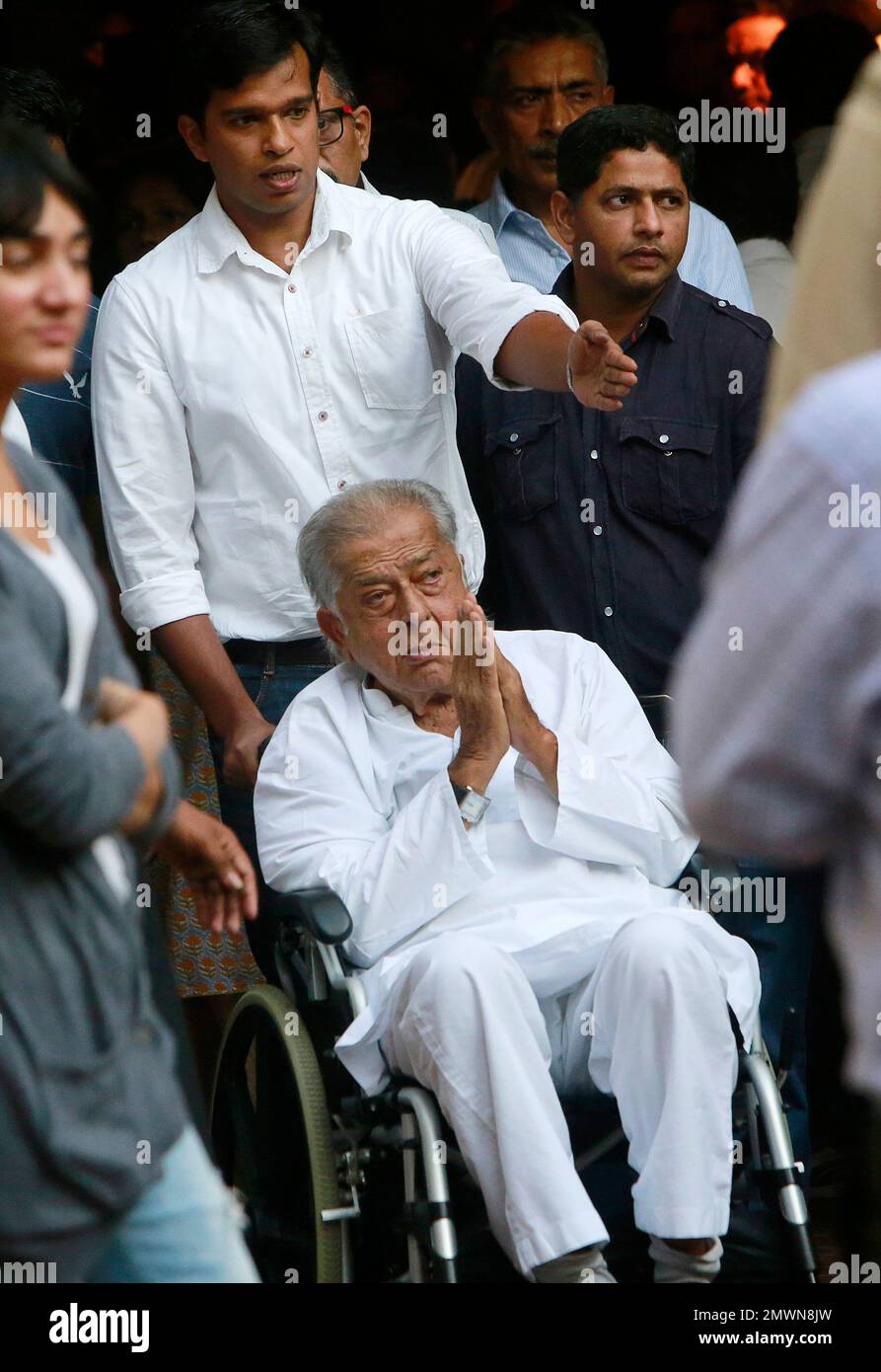 Bollywood actor Shashi Kapoor arrives to pay his final respects to ...