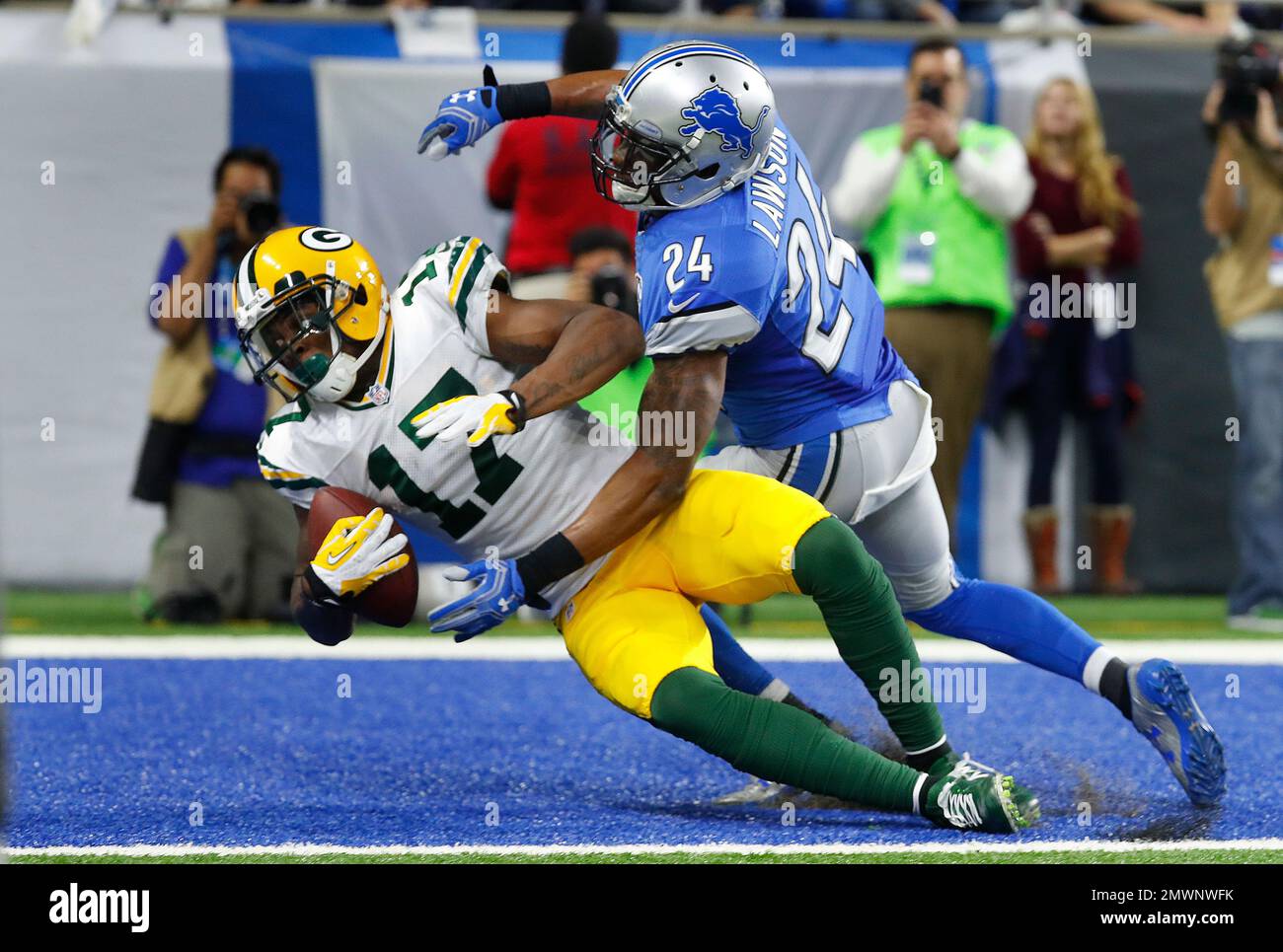 Green Bay Packers wide receiver Davante Adams (17) catches a 9-yard ...