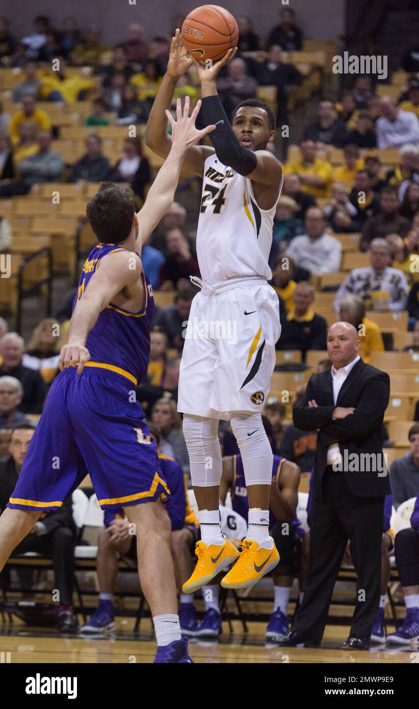 Missouri's Kevin Puryear, right, shoots over Lipscomb's Eli Pepper ...