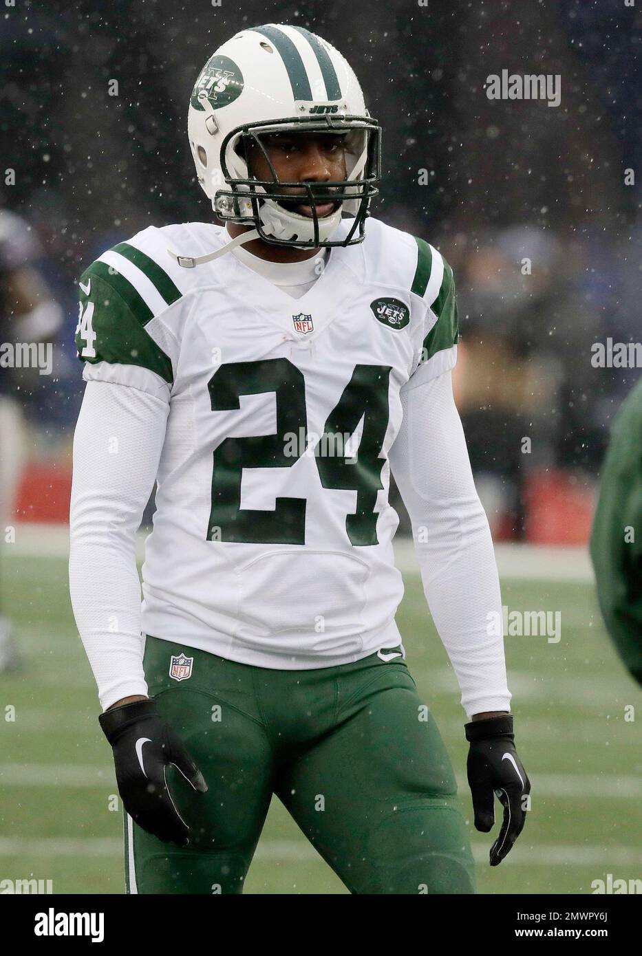 New York Jets cornerback Darrelle Revis warms up before an NFL football ...