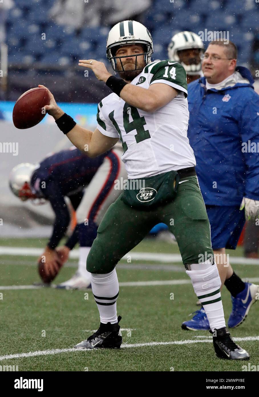 New York Jets quarterback Ryan Fitzpatrick warms up before an NFL ...