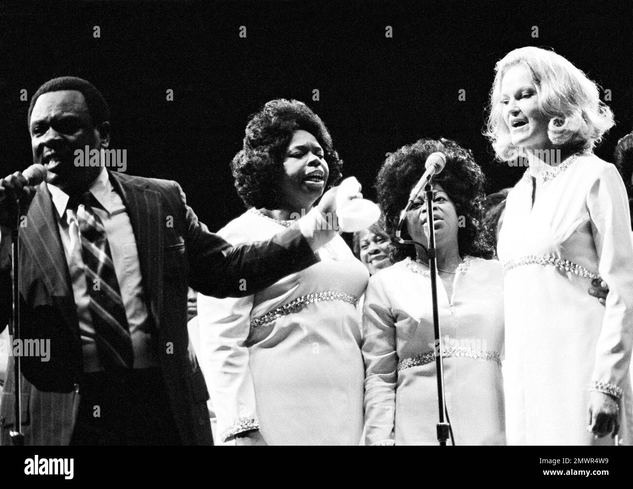 Tobacco heiress, Doris Duke, right, sings with Rev. Lawrence Roberts ...